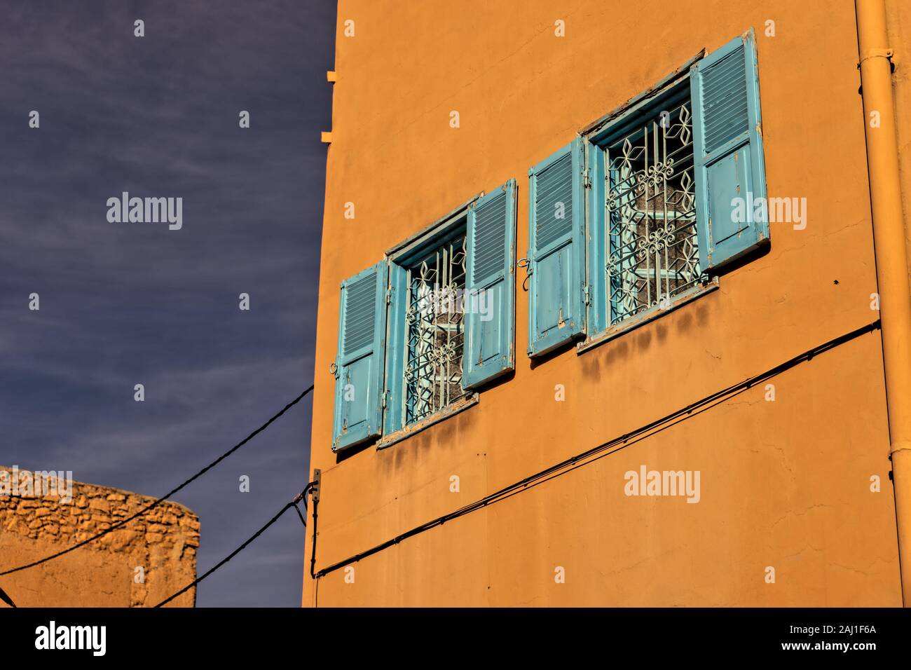 Finestra con persiane gialle e cielo blu immagini e fotografie stock ad ...