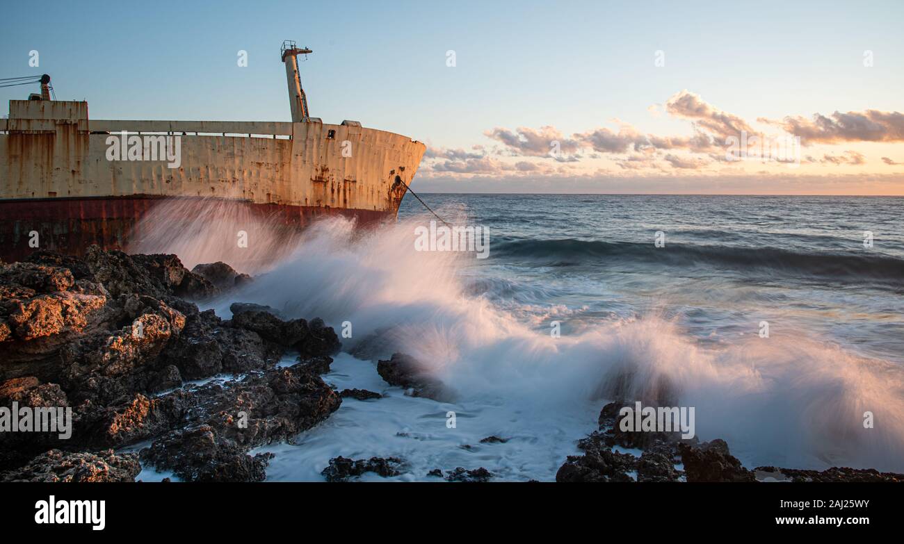Navi Ancorate In Mare Immagini e Fotos Stock - Alamy