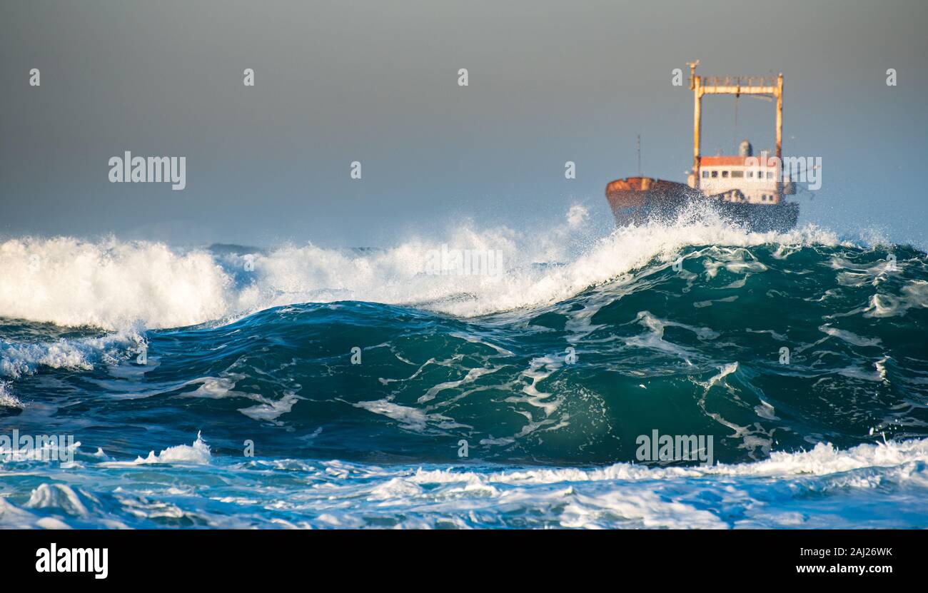 Costa Tempestosa Del Mare Immagini e Fotos Stock - Alamy