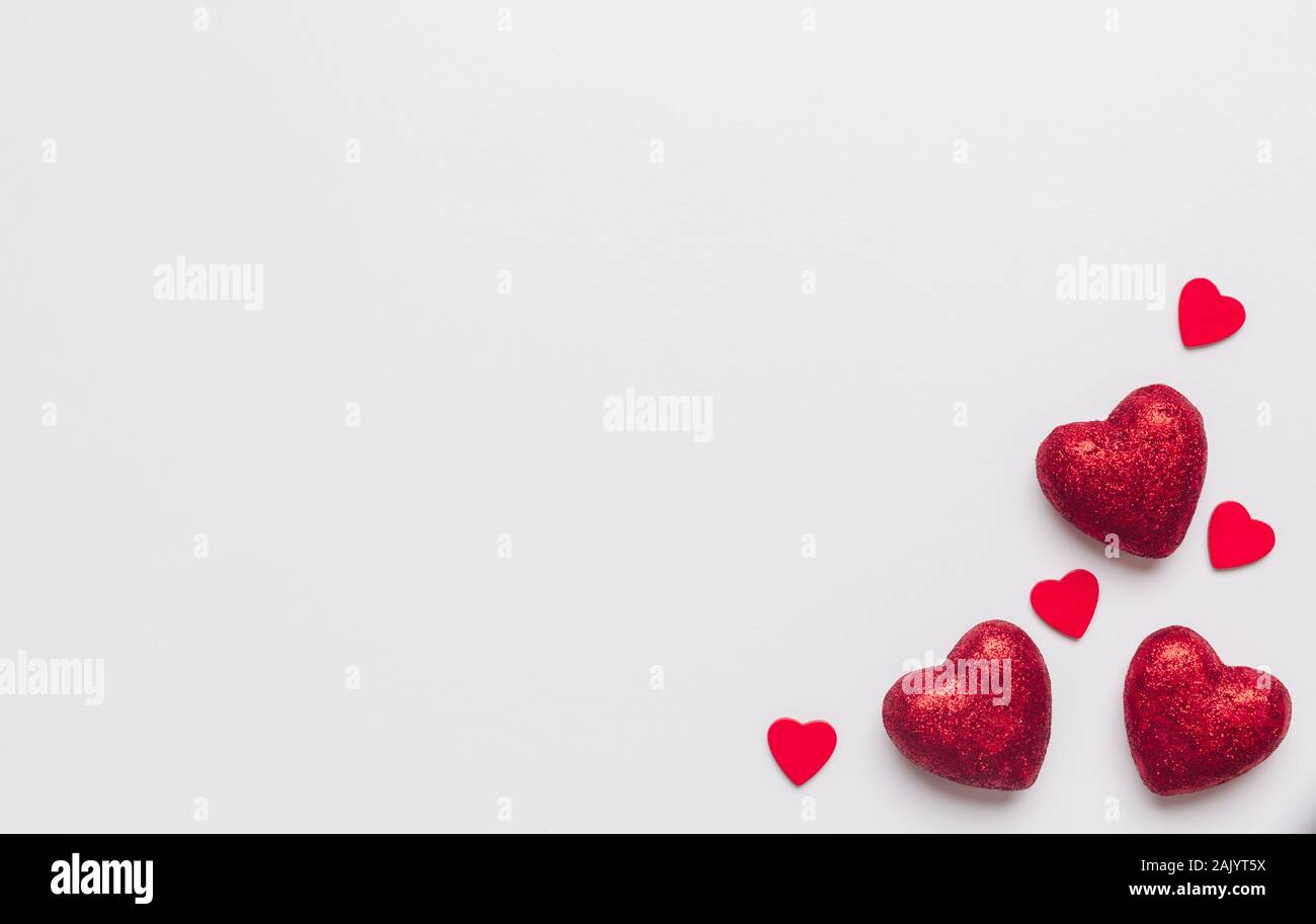 Foto di stock di grandi e piccoli cuoricini rossi su sfondo bianco. I ...