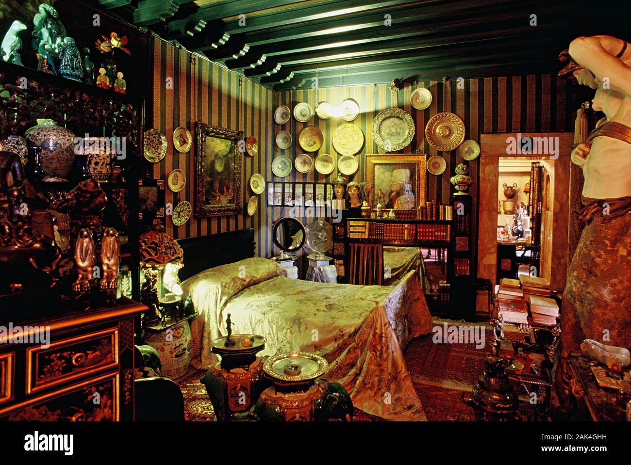 Oggetti di stile kitsch decorare la camera da letto in ex residenza ...