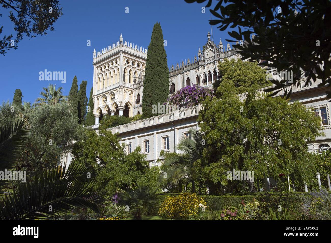 Gardasee-Insel bei Salò (auch Borghese-Cavazza-Insel genannt) mit ...