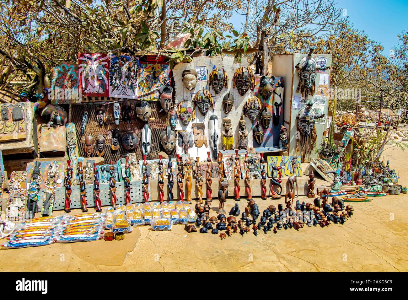 Isola di Gorée, Senegal- 22 aprile 2019: Bella colorata in legno ...