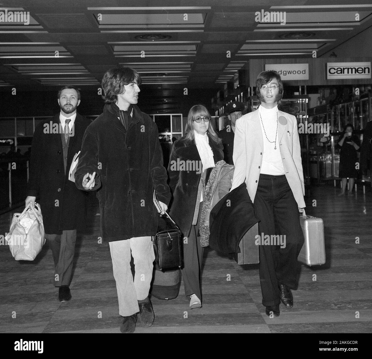 Le star dei beatles john lennon george harrison all'aeroporto di heathrow immagini e fotografie ...