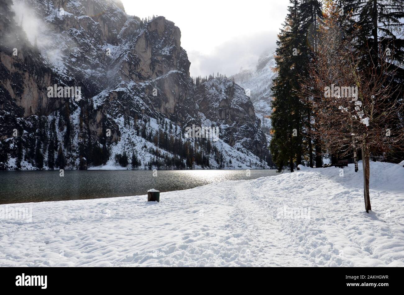 Lago di braies in inverno immagini e fotografie stock ad alta ...