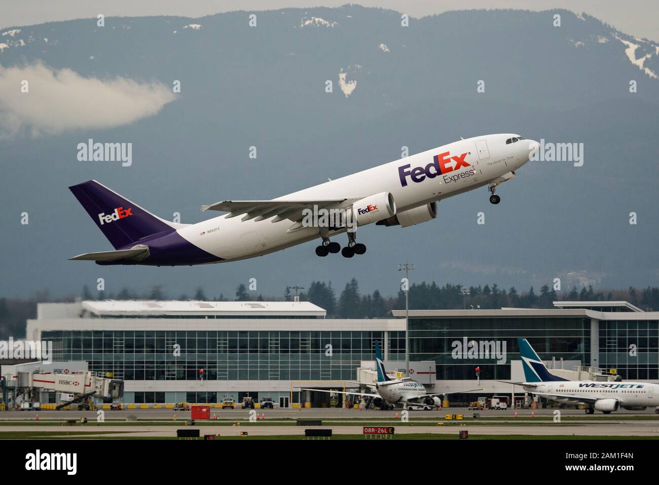 Un aereo di carico FedEx Airbus A300 (A300F4-605R) parte dall'Aeroporto ...
