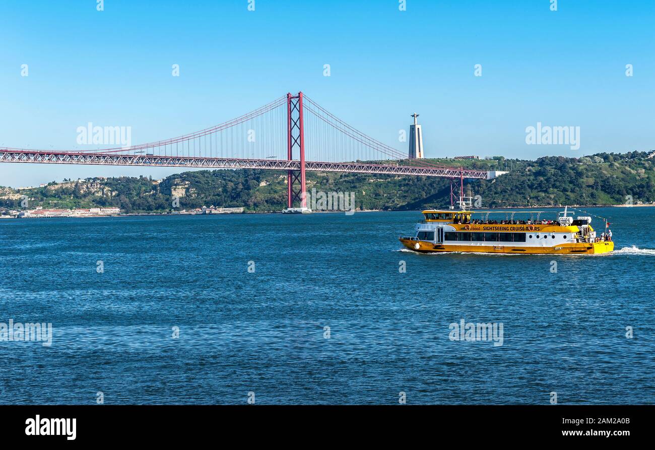 Battello turistico sul fiume tago immagini e fotografie stock ad alta ...