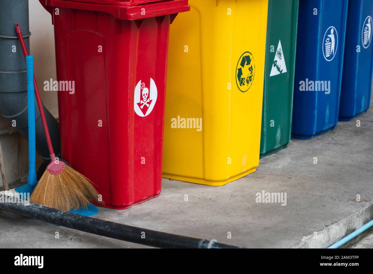Cestino rifiuti cassonetti per la raccolta di materiali di riciclo ...
