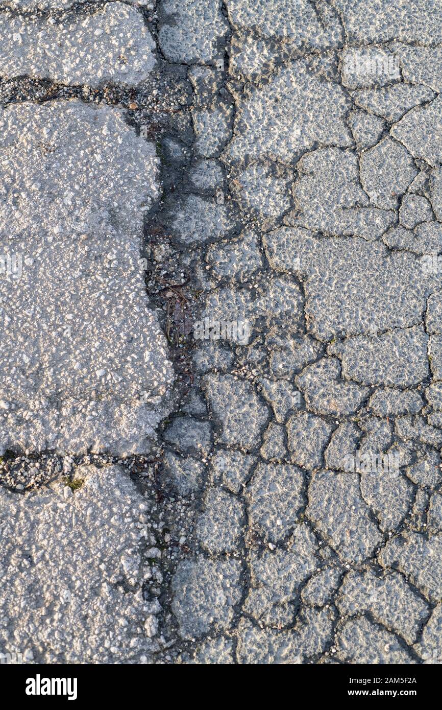Metafora della strada dissestata immagini e fotografie stock ad alta ...