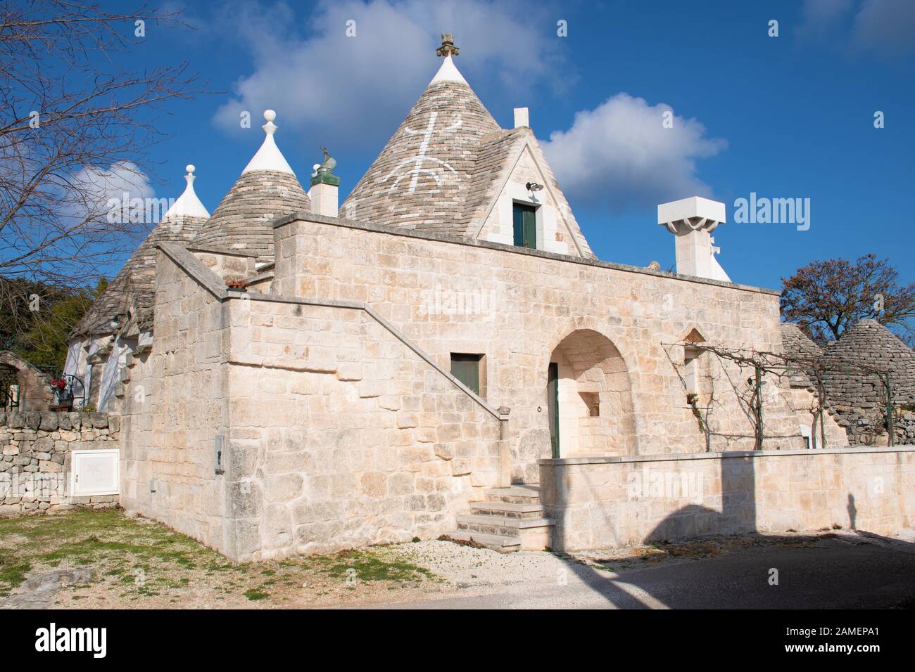 Gruppo di bellissimi Trulli con simboli tradizionali di vecchie case e ...