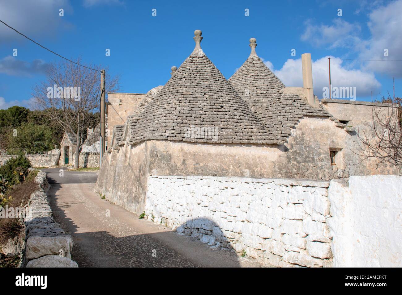 Gruppo di bellissimi Trulli con simboli tradizionali di vecchie case e ...
