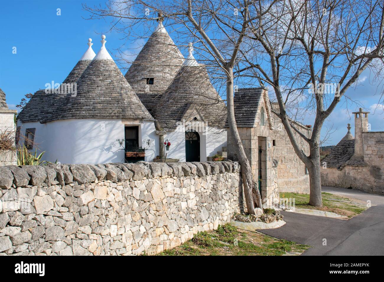 Gruppo di bellissimi Trulli con simboli tradizionali di vecchie case e ...