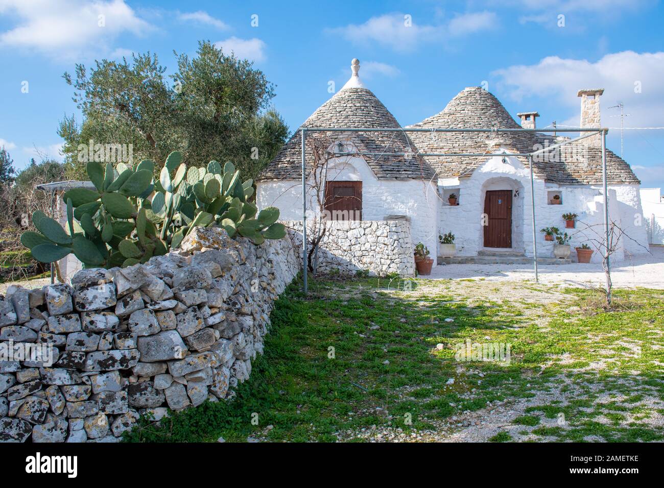 Gruppo di bellissimi Trulli con simboli tradizionali di vecchie case e ...