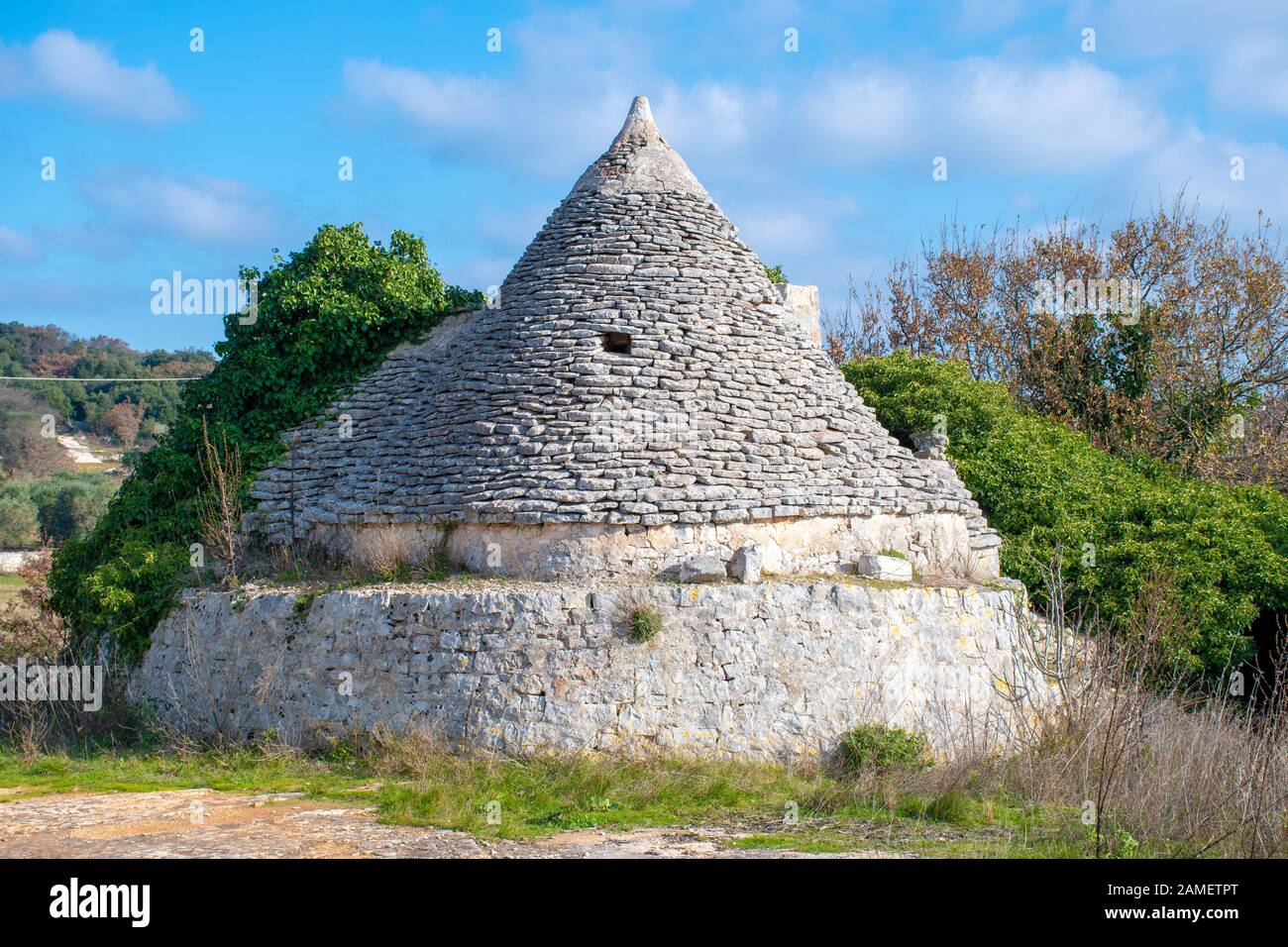Gruppo di antiche abbandonato Trulli con simboli tradizionali di ...