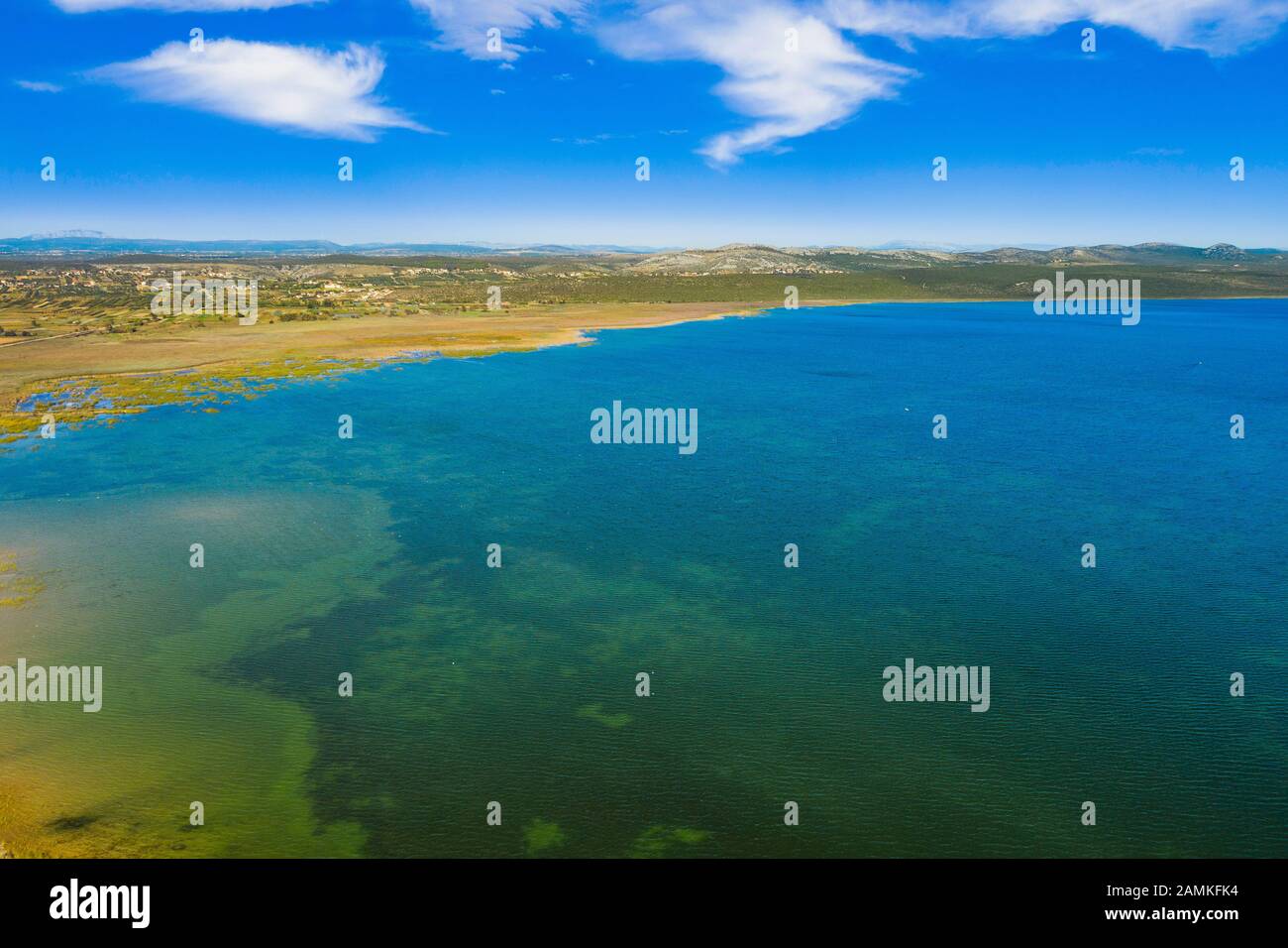 Vista aerea del carattere ornitologico park e il lago di Vrana (Vransko ...