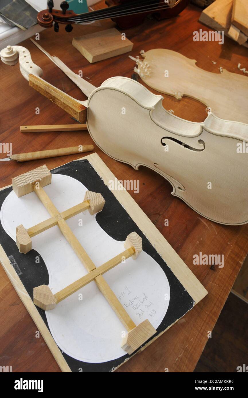 Parti di un violino immagini e fotografie stock ad alta risoluzione - Alamy