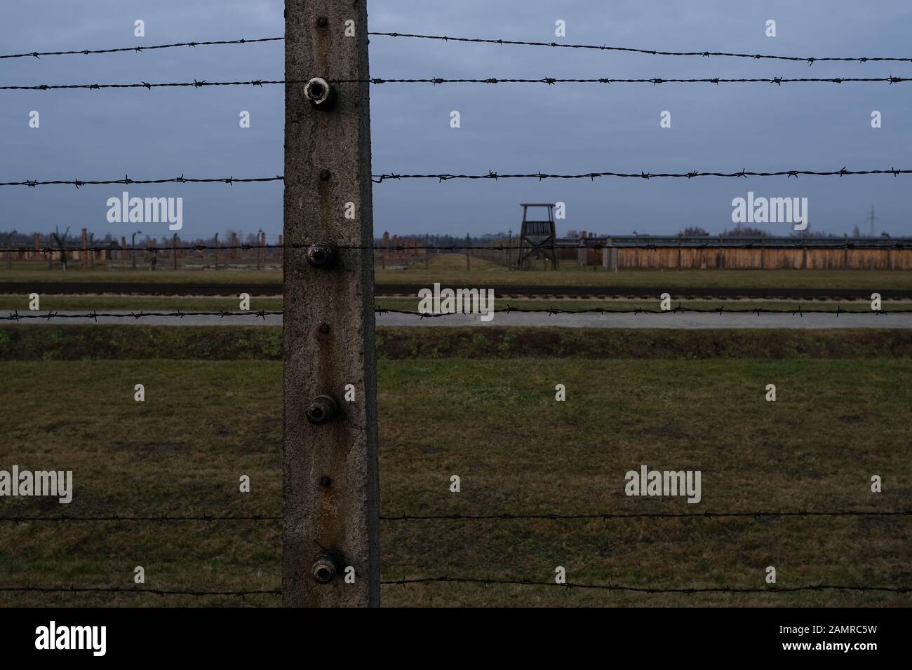 Auschwitz, POLONIA - 20 dicembre 2019: Recinzione elettrica con filo ...