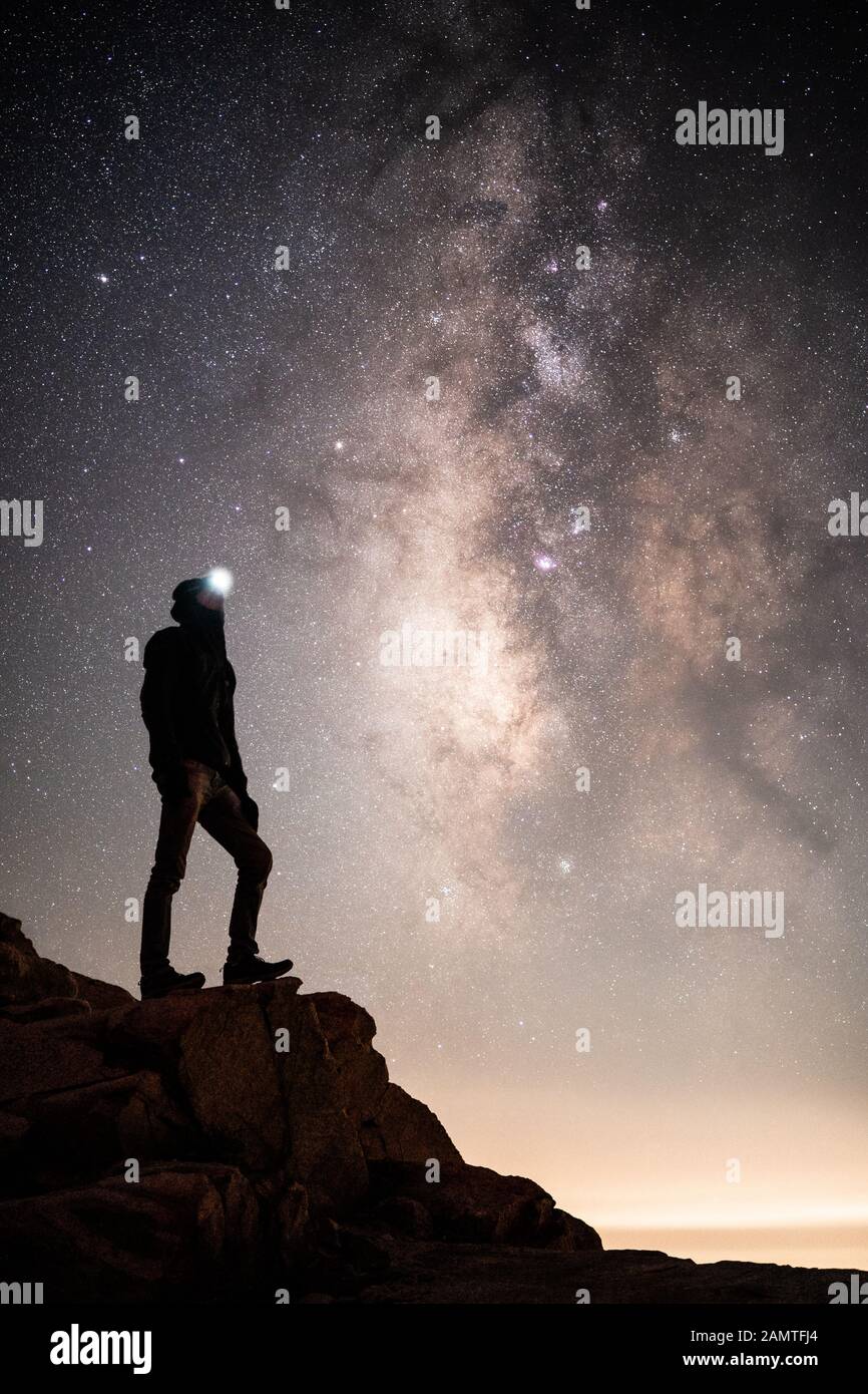 Escursionista in piedi sulla montagna immagini e fotografie stock ad ...