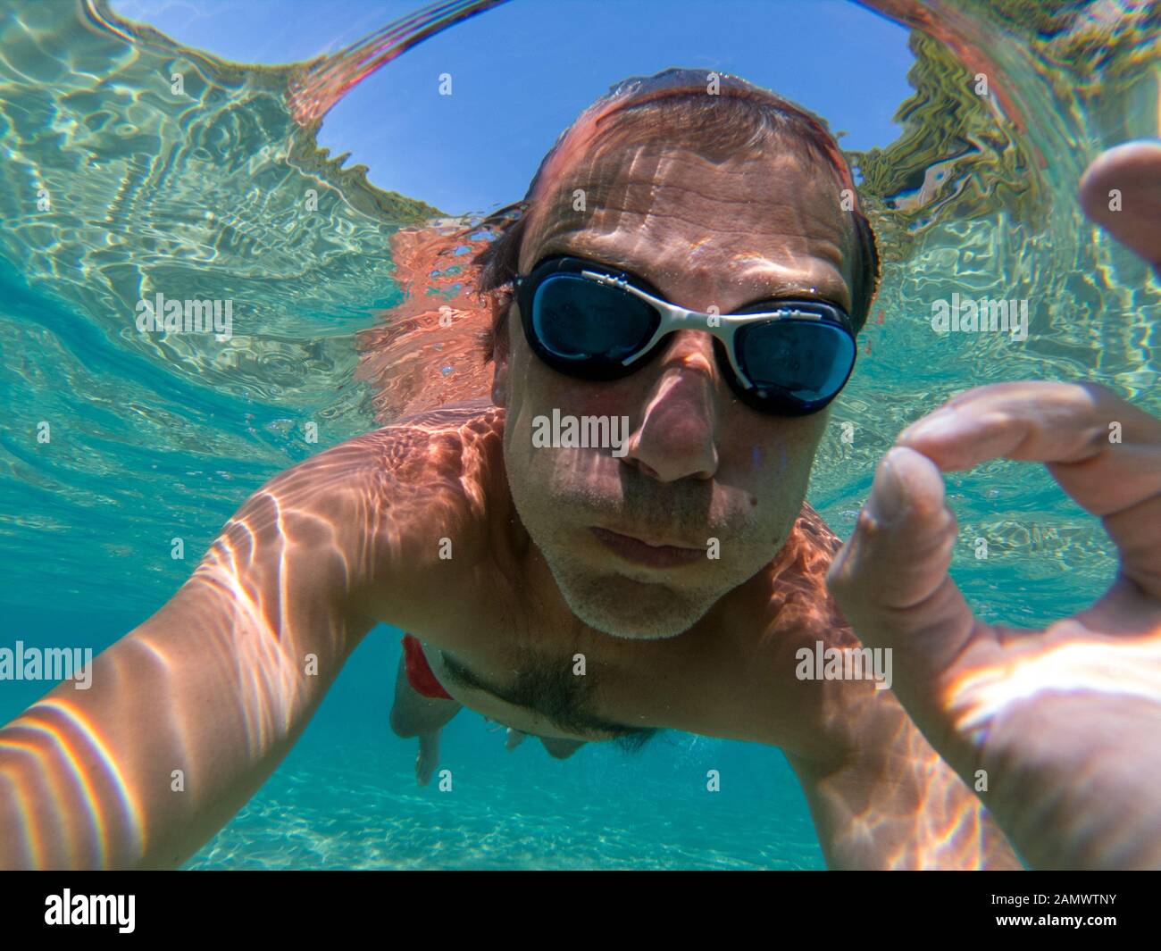 Uomo che nuota sott'acqua immagini e fotografie stock ad alta ...