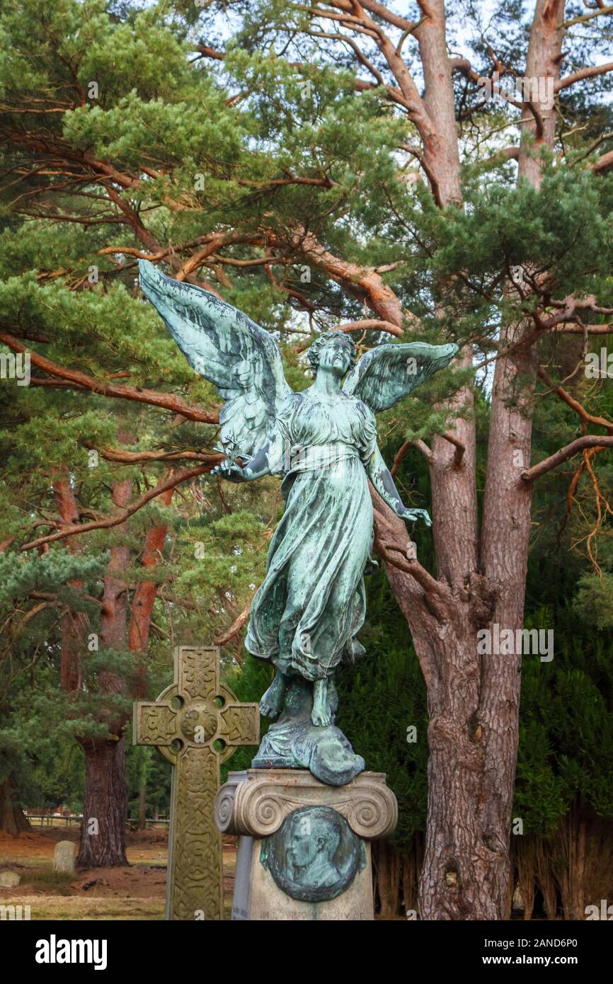 Statua Di Angelo In Giardino Immagini e Fotos Stock - Alamy