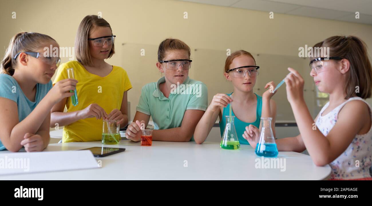 Ragazzi in classe di scienze immagini e fotografie stock ad alta ...