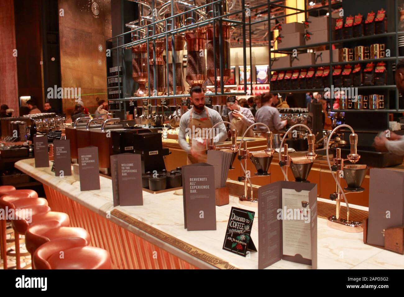 Starbucks milano immagini e fotografie stock ad alta risoluzione - Alamy