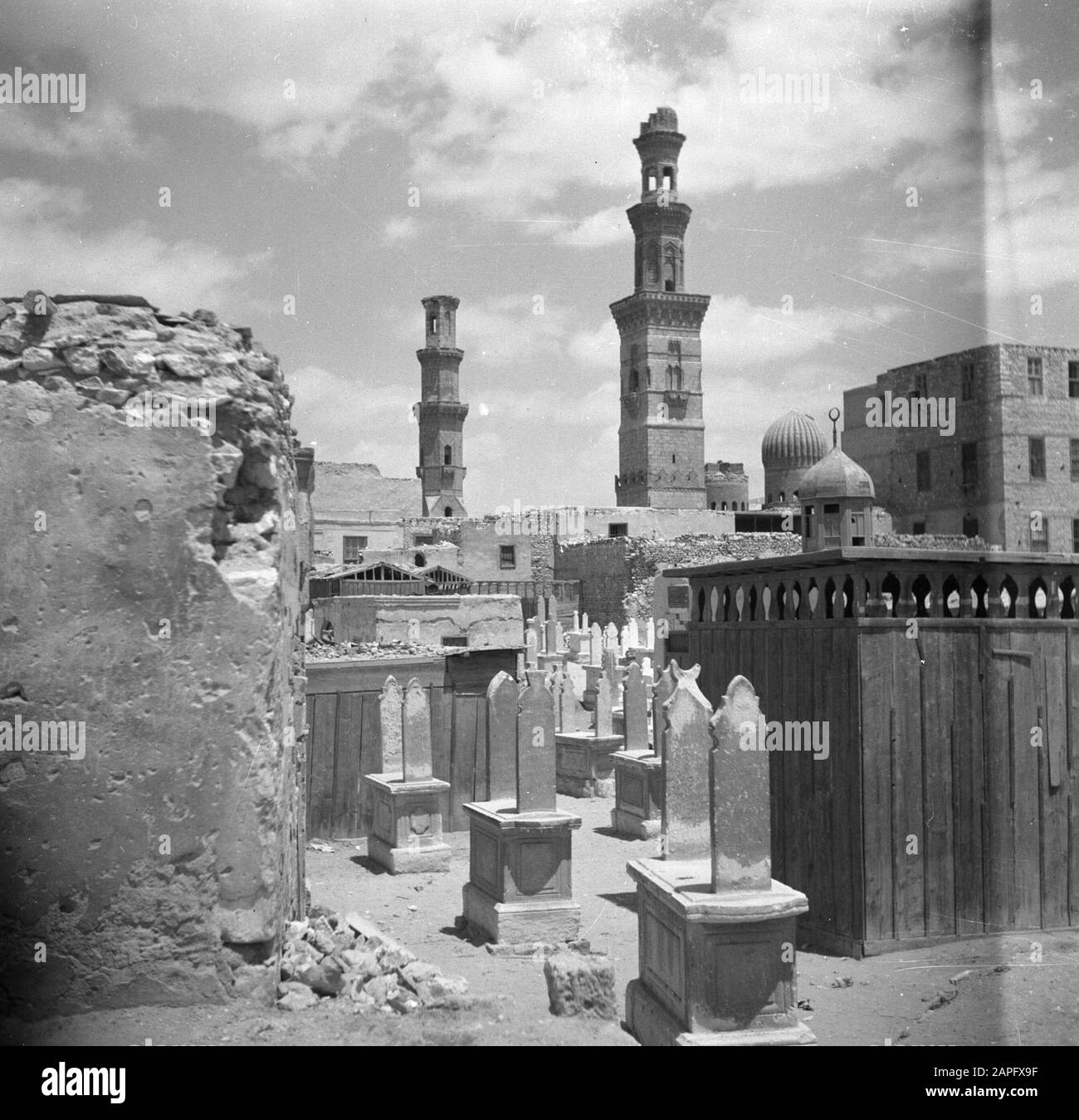 Il Cairo. Cimitero meridionale con tombe su cui sono affissi stele Data ...