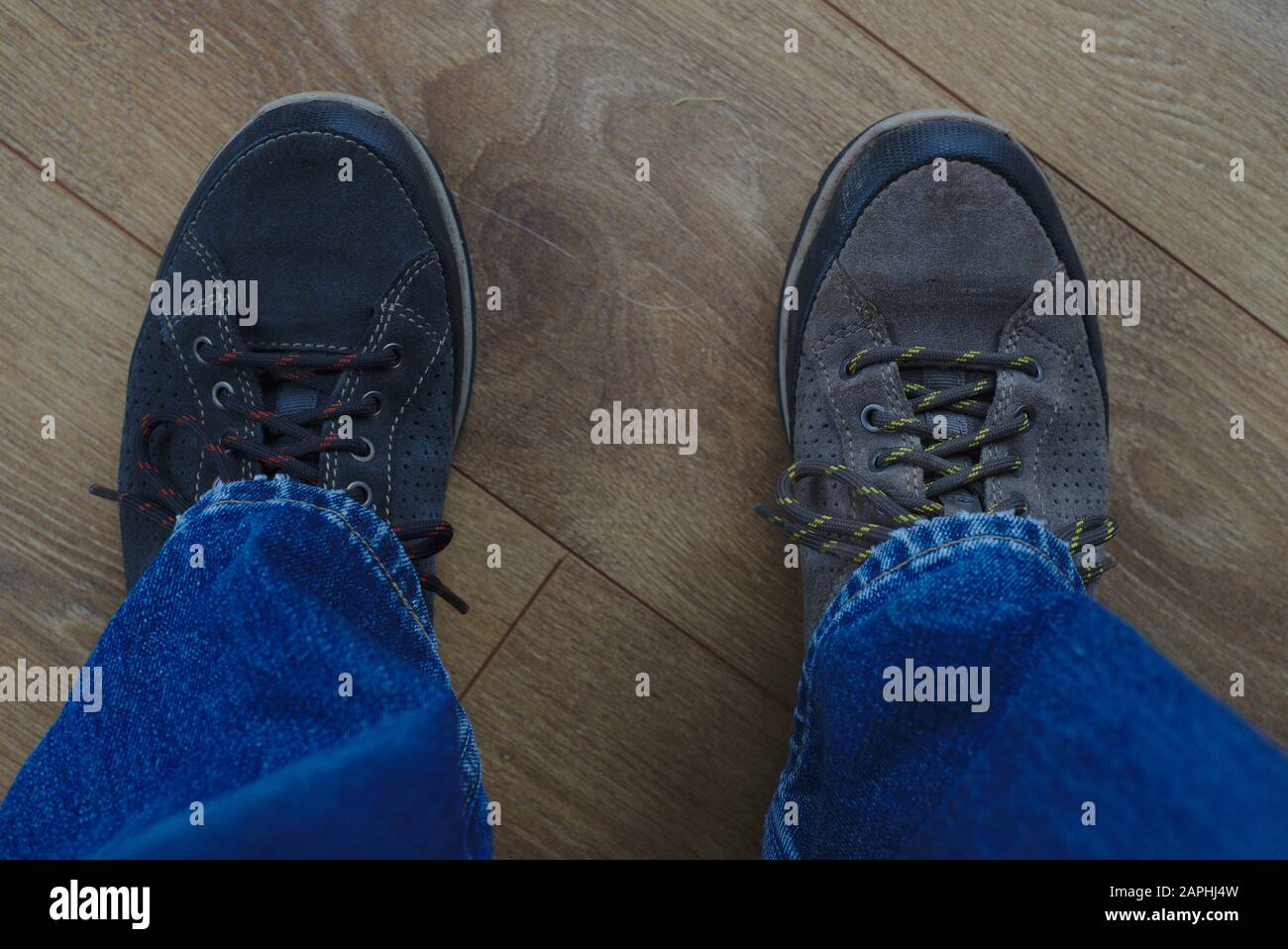Mismatched shoes immagini e fotografie stock ad alta risoluzione - Alamy