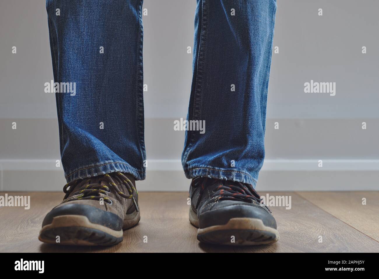 Mismatched shoes immagini e fotografie stock ad alta risoluzione - Alamy