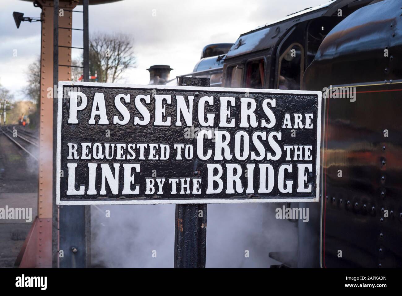 Primo piano di un cartello ferroviario d'epoca sulla piattaforma della ...