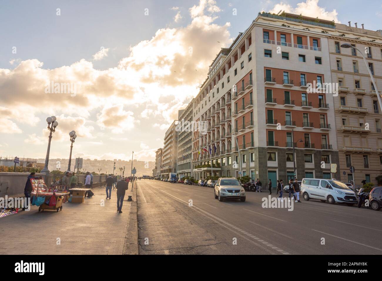 La panoramica via Partenope sul mare di Napoli, Italia Foto stock - Alamy