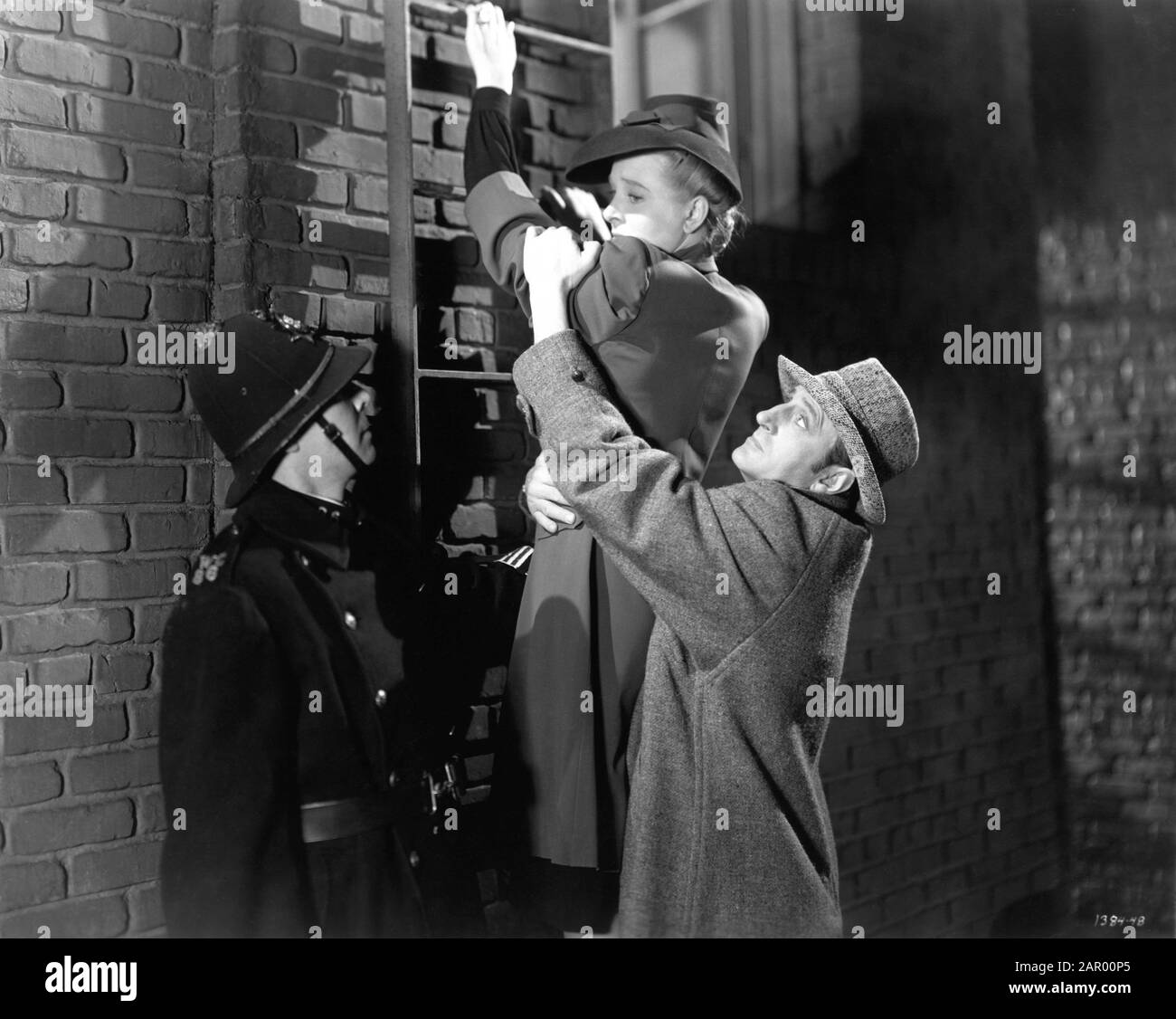 Evelyn ANKERS e BASILICO RATHBONE come SHERLOCK HOLMES nella PERLA DI ...