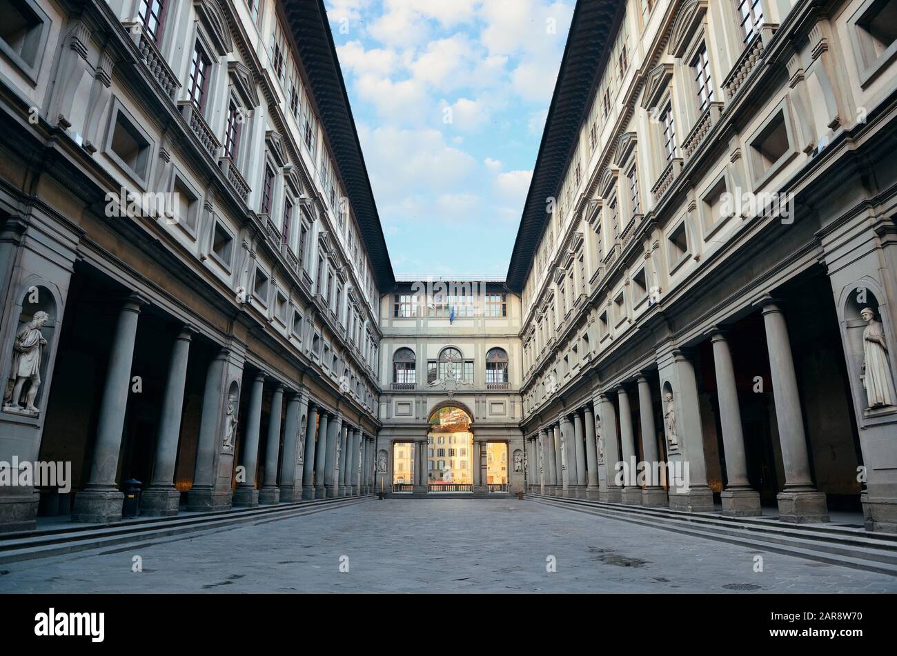 Galleria degli Uffizi in Piazzale degli Uffizi di Firenze Foto stock - Alamy
