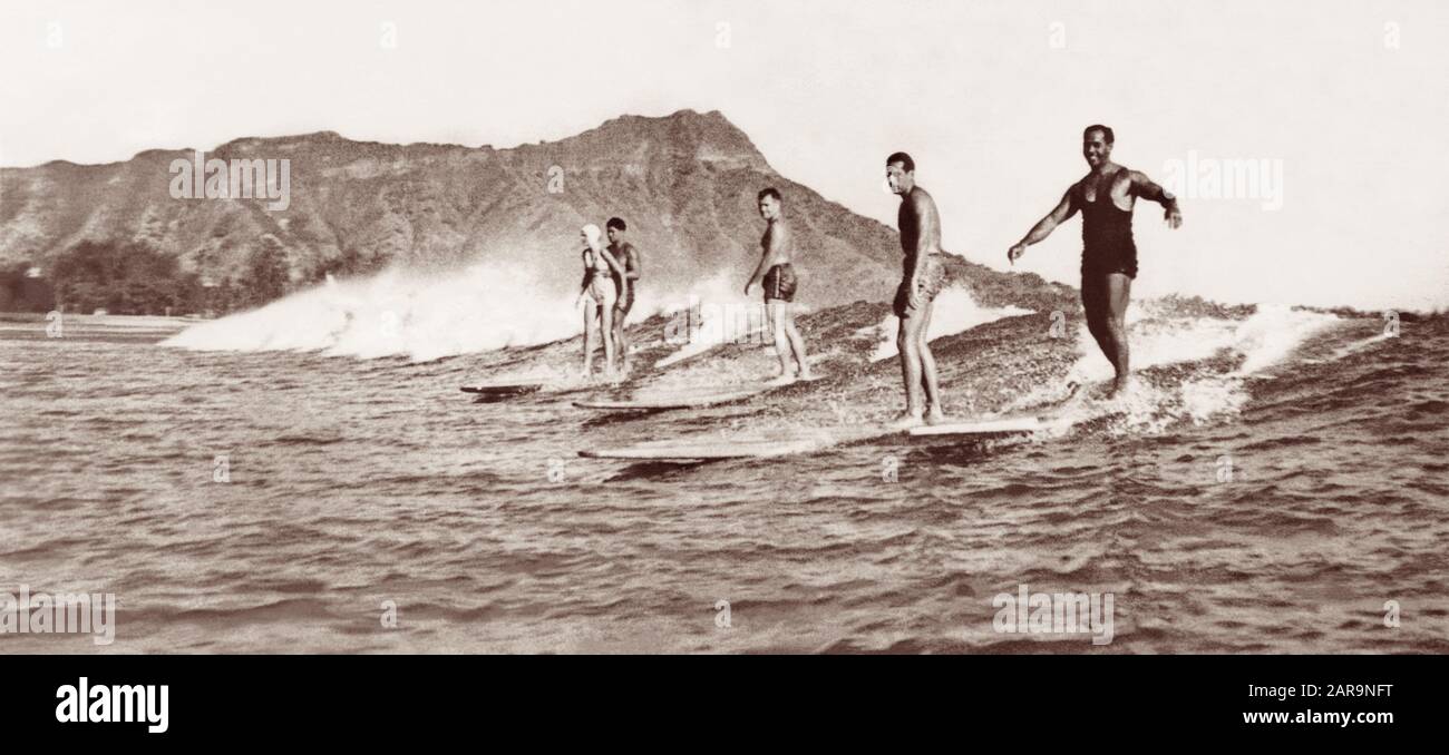 Vista panoramica d'epoca sul mare dei surfisti che cavalcano un'onda ...