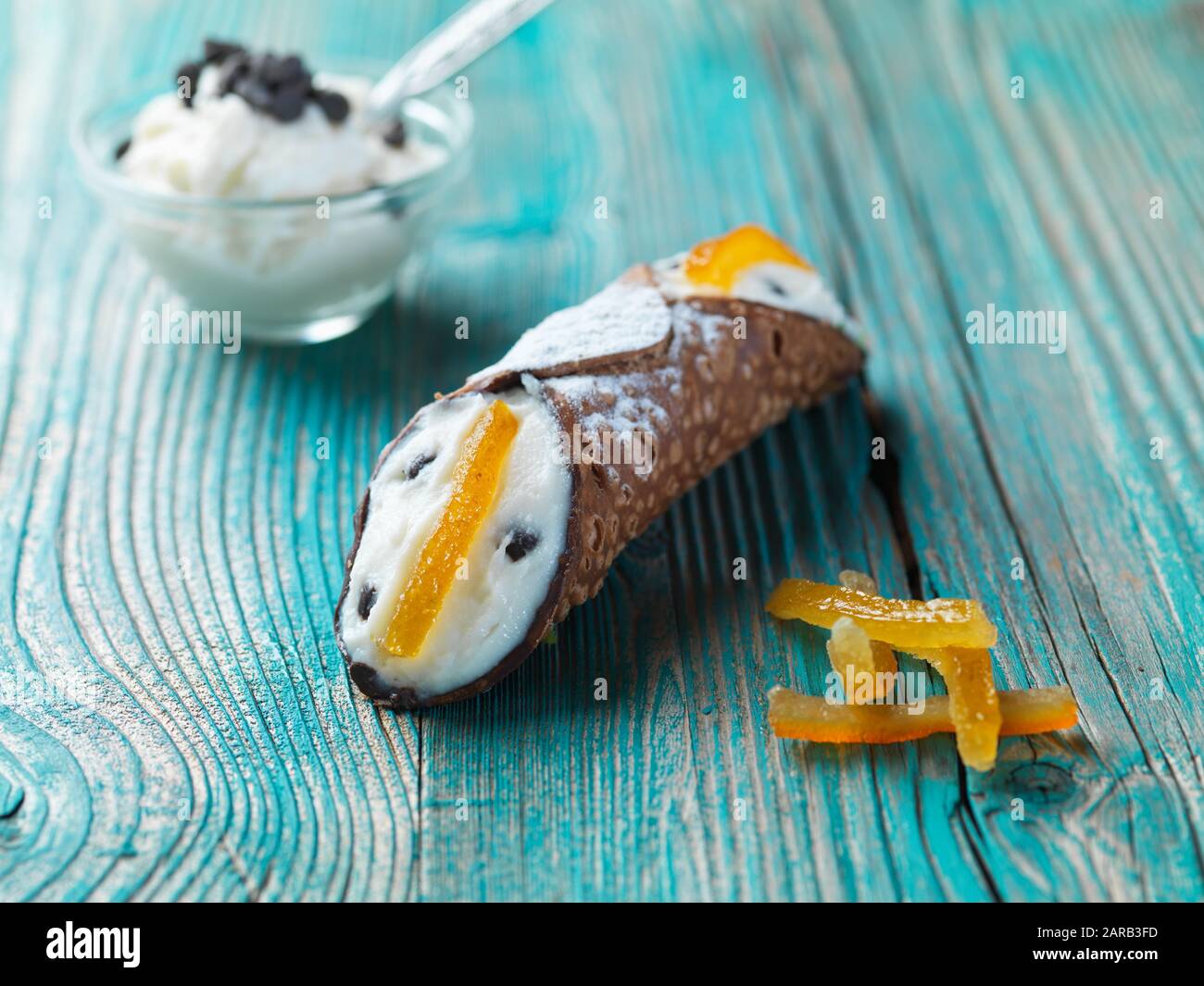 Dolce tipico italiano con cioccolato immagini e fotografie stock ad ...