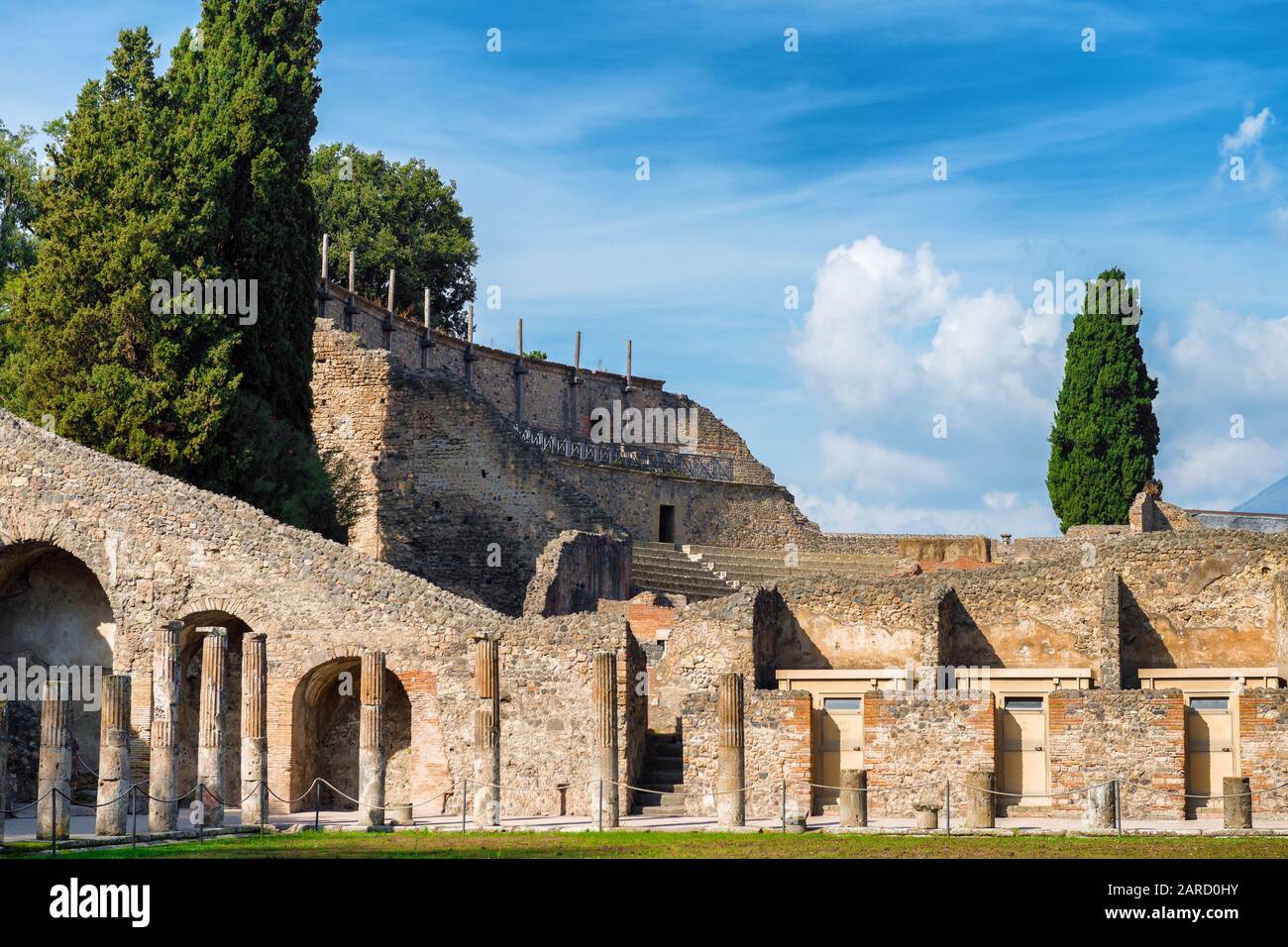 Le antiche rovine di pompei, città distrutta dall'eruzione del vesuvio ...