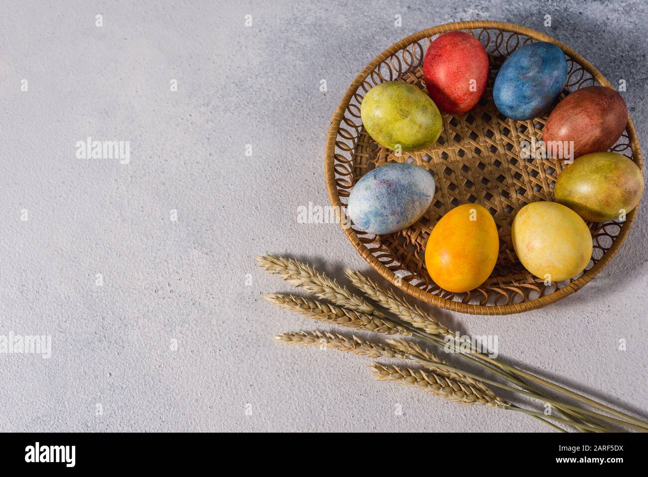 Uova di Pasqua multicolore. Pasqua. Uova di Pasqua su sfondo chiaro ...