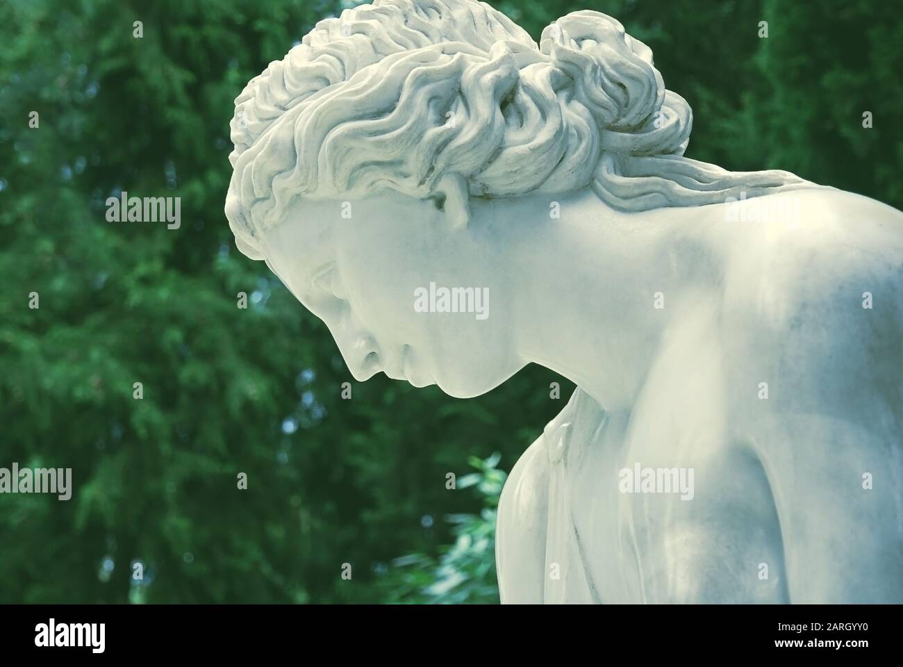 Scultura bianca classica in marmo di donna con testa piegata come ...