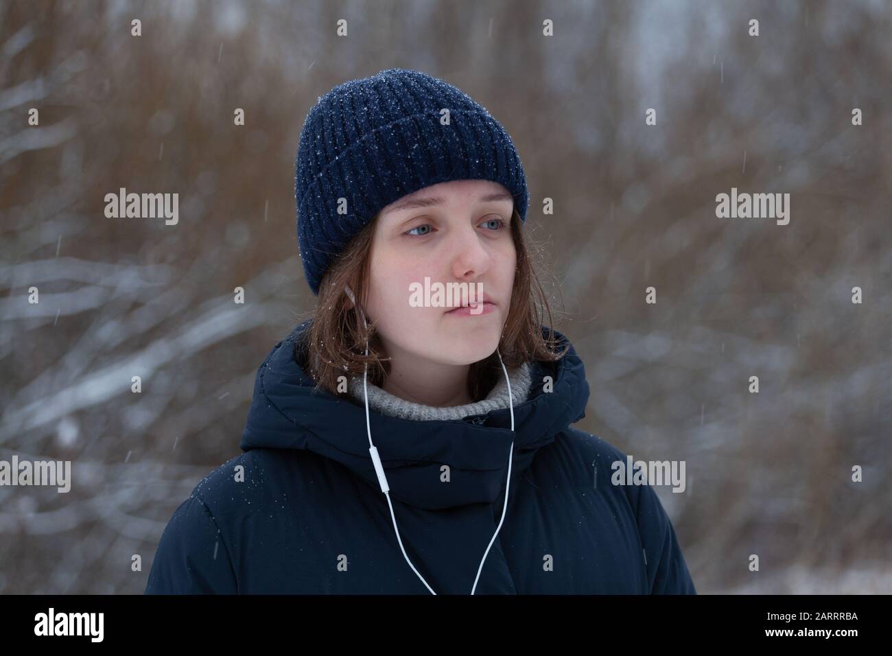 Ragazza e foresta immagini e fotografie stock ad alta risoluzione - Alamy