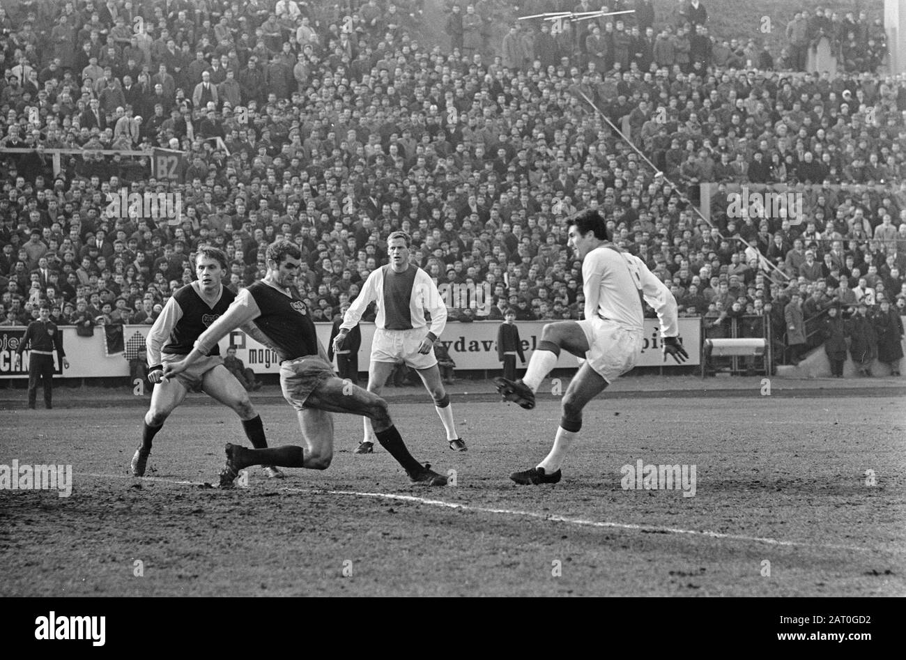 Sjaak swart segna il primo gol immagini e fotografie stock ad alta ...