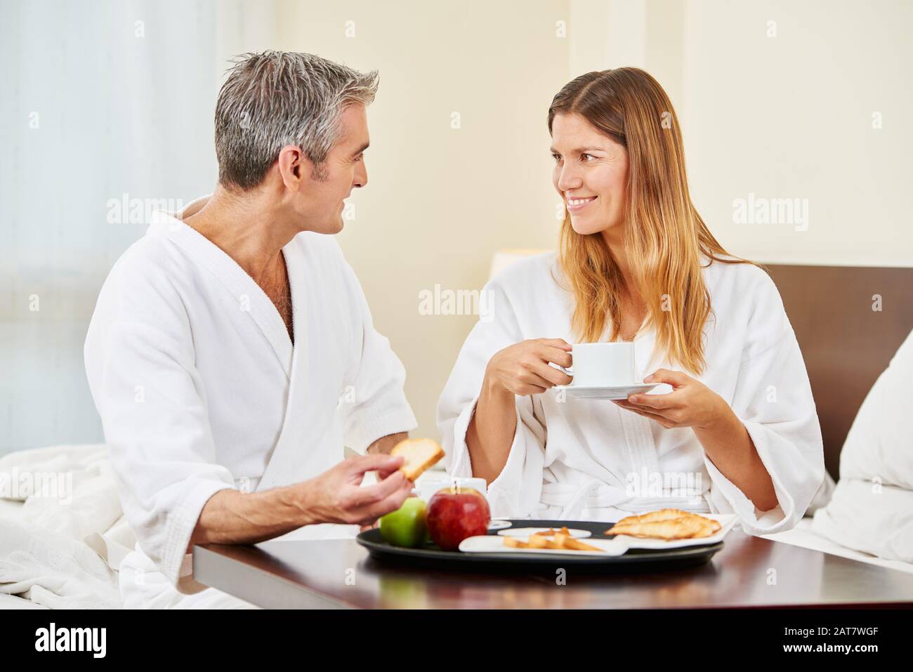Colazione in camera da letto dell'hotel immagini e fotografie stock ad ...