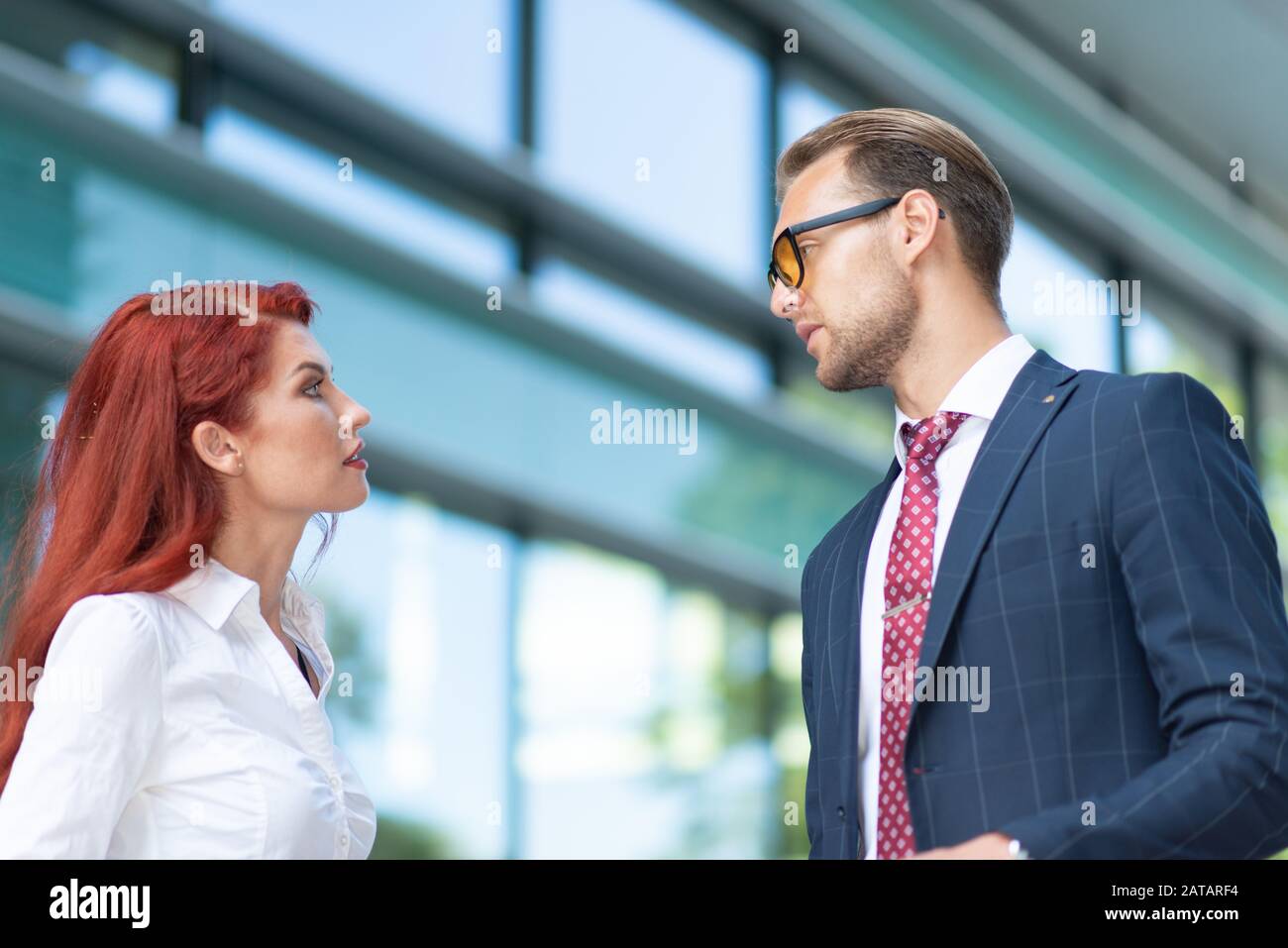 Persone che parlano tra loro immagini e fotografie stock ad alta ...