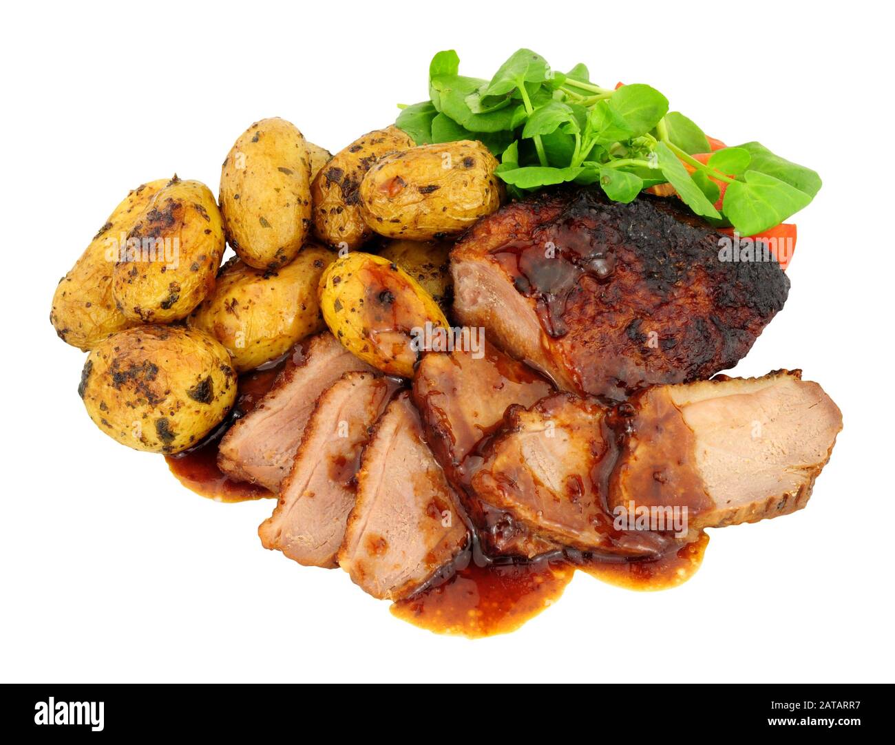 Piatto di anatra arrosto con patate arrosto e salsa a piombo isolato su ...