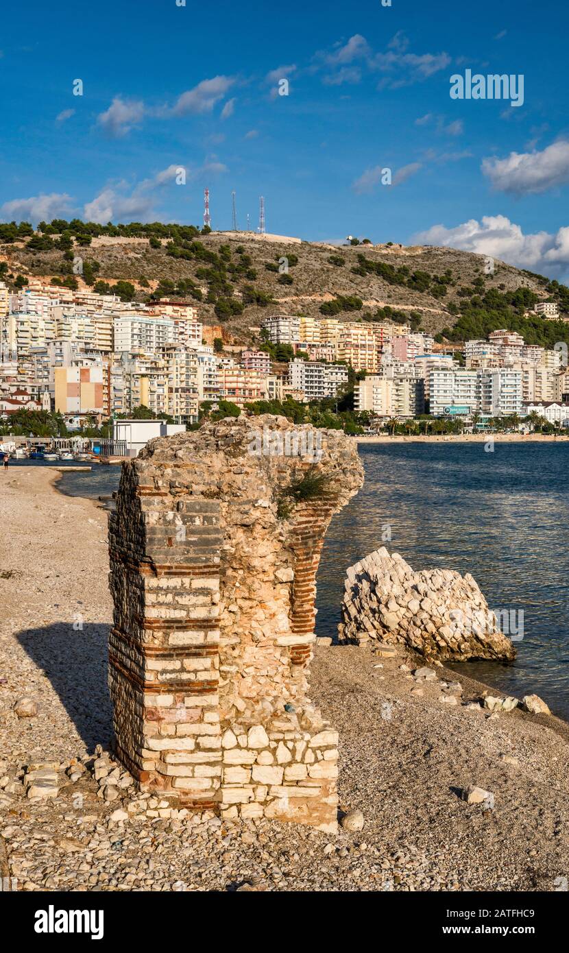 Resti della torre di guardia romana sulla spiaggia di Saranda Bay, a ...