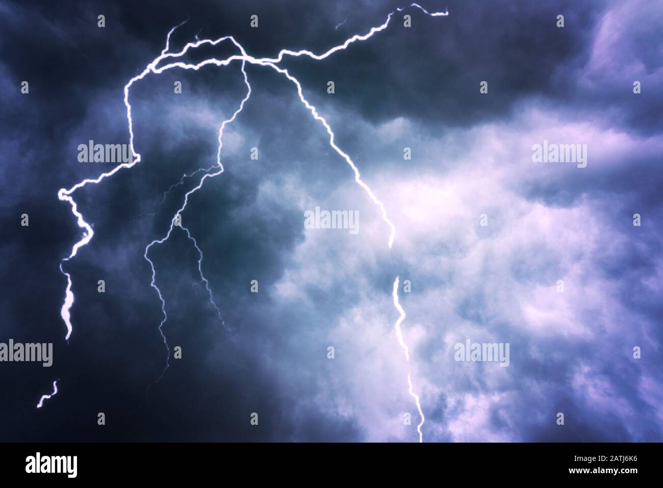 Dio del cielo e dei fulmini immagini e fotografie stock ad alta ...