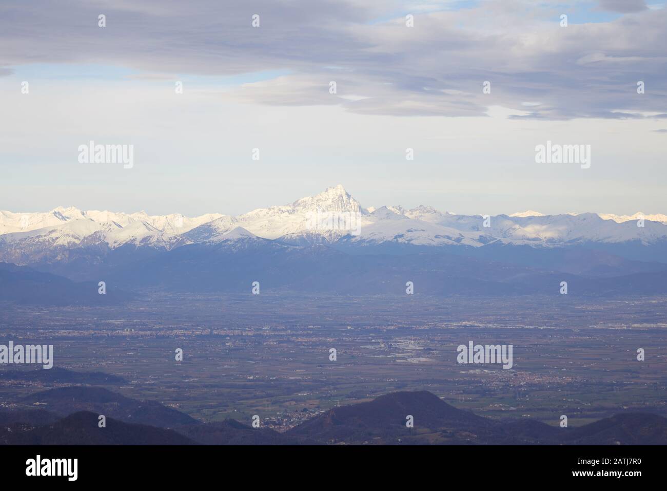 Il monte Monviso è il monte più alto delle Alpi Cozie in Piemonte Foto ... Il monte Monviso è il monte più alto delle Alpi Cozie in Piemonte Foto ...