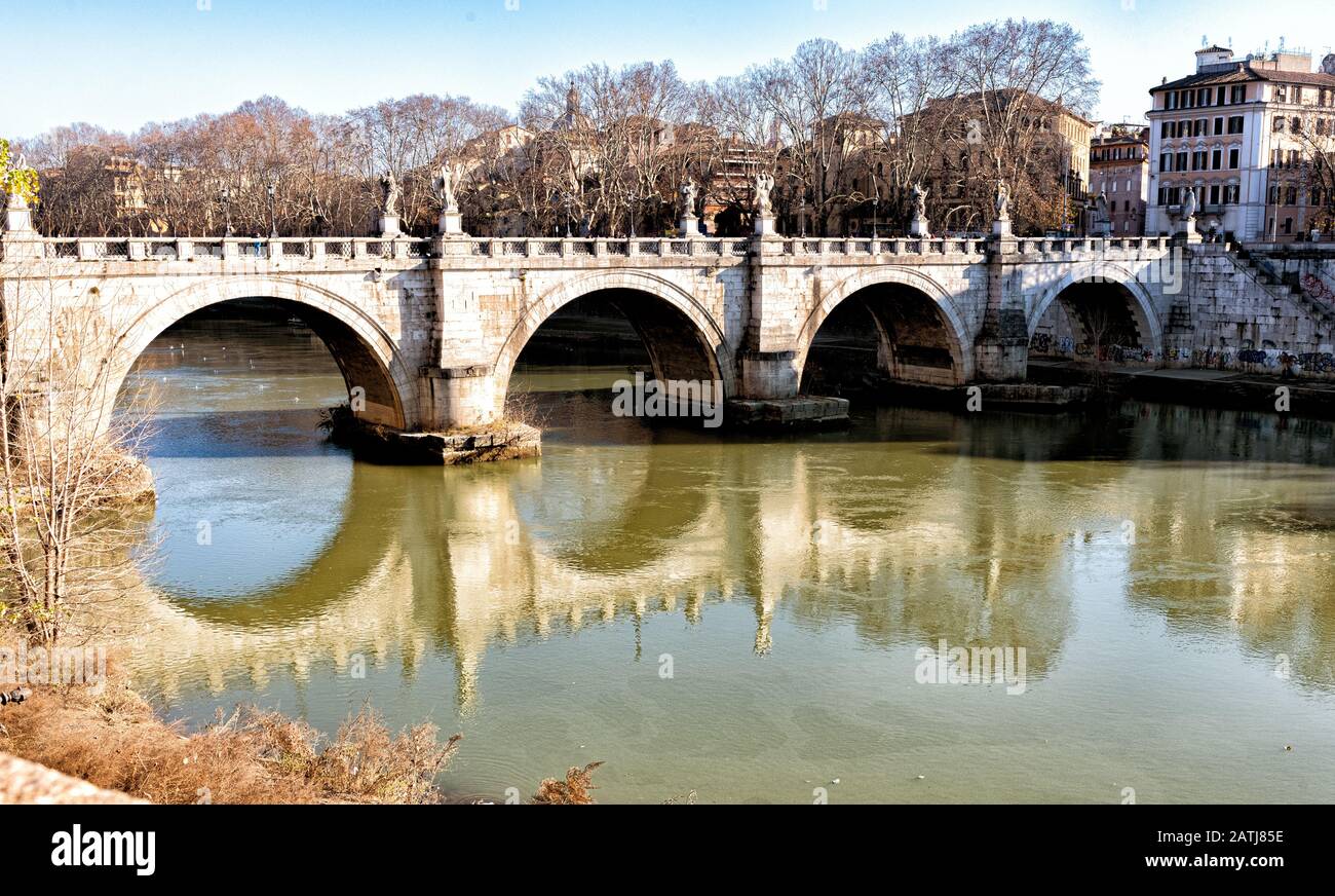 Ponti sul tevere immagini e fotografie stock ad alta risoluzione - Alamy