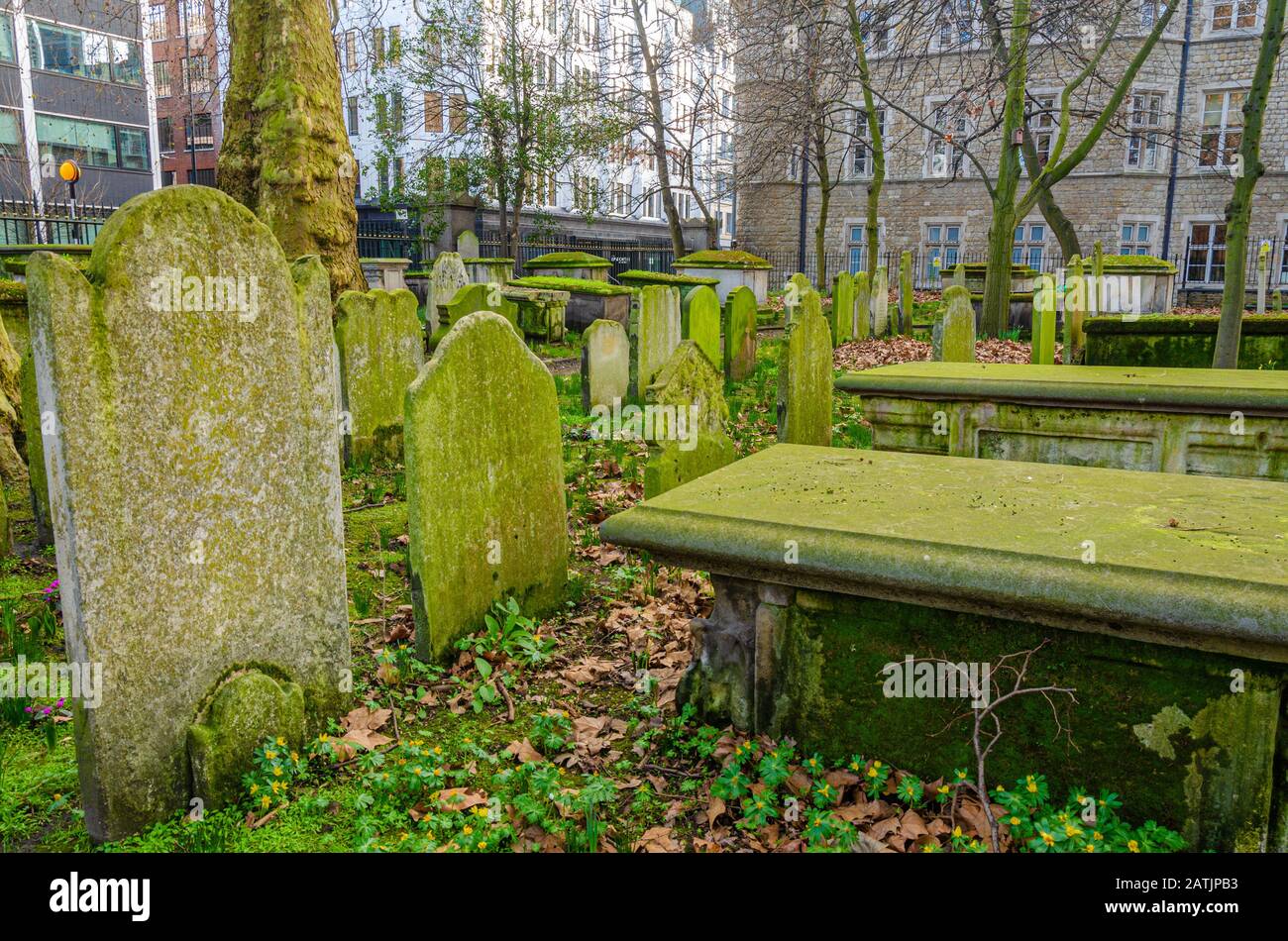 Lapidi tombali in pietra tombale immagini e fotografie stock ad alta ...