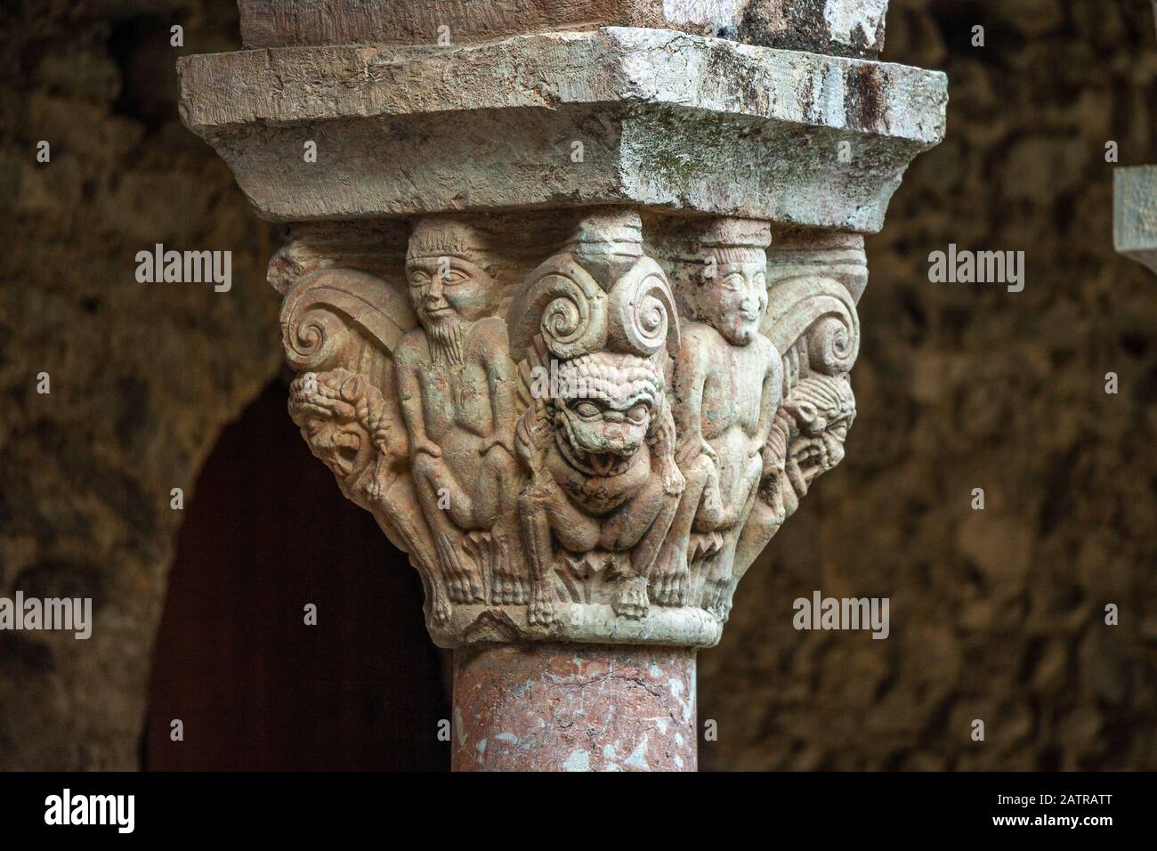 Capitelli romanici immagini e fotografie stock ad alta risoluzione - Alamy