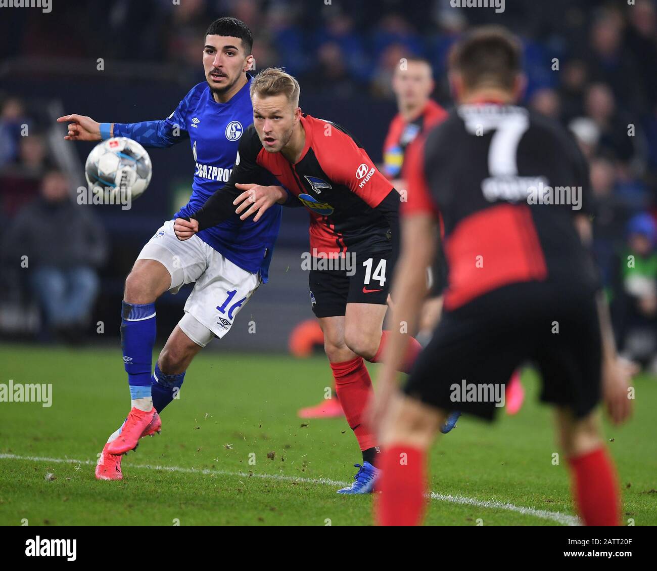 Duelli, duello tra Nassim Boujellab (Schalke 04) e Pascal Koepke ...